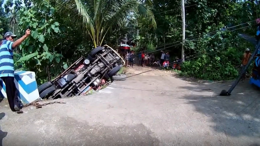 严重的卡车侧翻事故,必须动用超强拖车,动力真是太强了