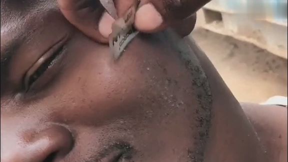 猎奇 非洲男人刮胡子,都用刀片,这皮肤真够燥的