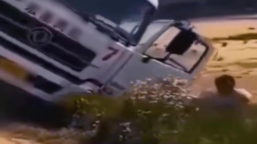 卡车发生侧翻,司机直接弃车逃跑,求生欲太强