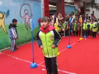 12、体能游戏:《车轮滚滚 踩高跷 小青蛙跳跳跳》