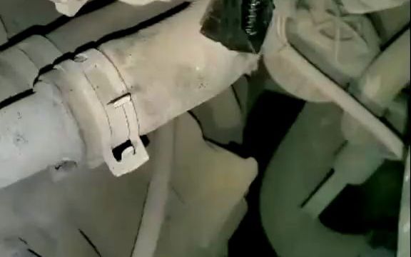 你们有被这种卡箍弹过手指吗?#汽车保养与维修