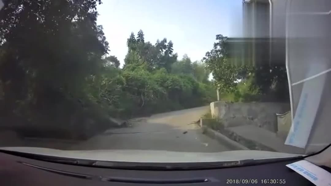 手动挡陡坡起步,新手司机遇到这种,简直就是噩梦!