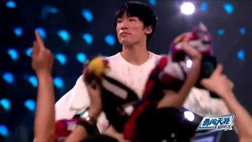 这就是街舞决赛:杨凯以巨大优势拿下冠军,一波王炸战队获胜,杨凯实至...