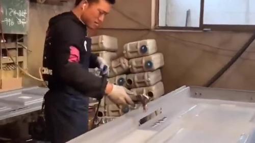 楼房用的防火门,里面都是纸箱子,门的质量让人担忧!