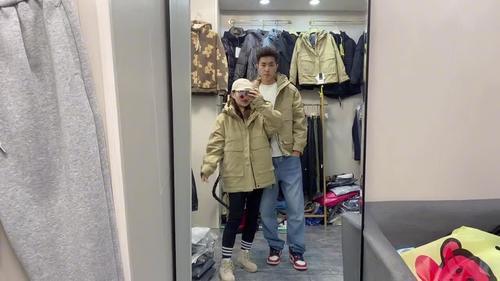 男装店一个月卖十多万,成都汤汤想着就爽!国标羽绒服200多清仓