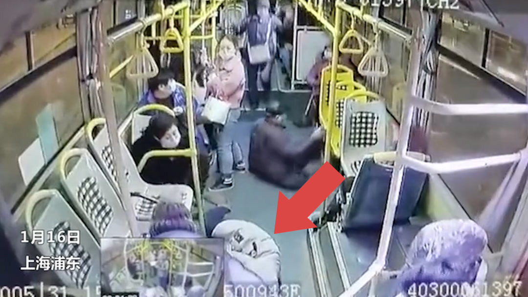 太惨!公交猛刹车后排女子被甩冲到前排,头撞扶手铁杆身亡