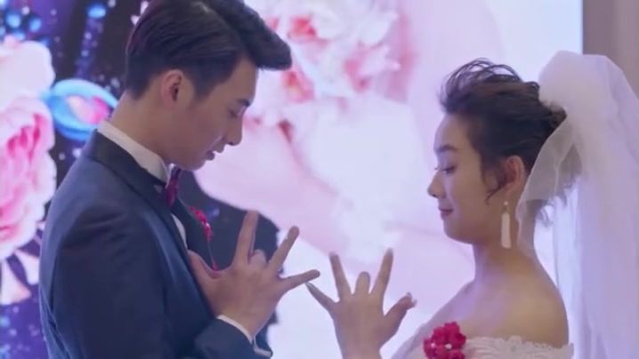 婚礼上主持人说明了戒指戴在无名指原因,原来各个手指代表不一样