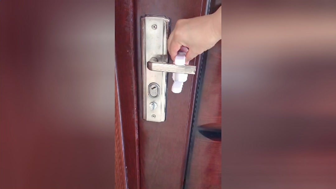 家里孩子能自己开门了,特意买了个防开门神器,这下做饭做家务时安心...
