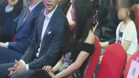 第25届北京大学生电影节李晨杨幂双获奖,台下亲密热聊!