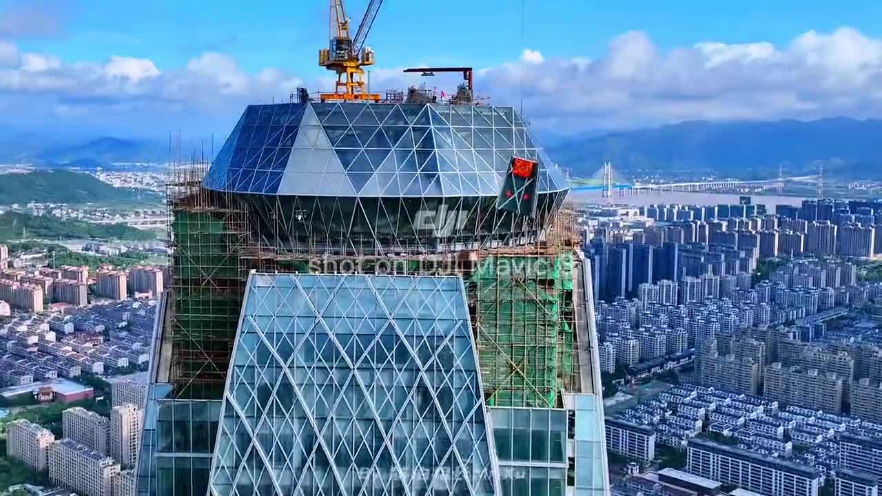 凌晨四点起床,就为记录天盛中心主体部分的玻璃幕墙完工过程