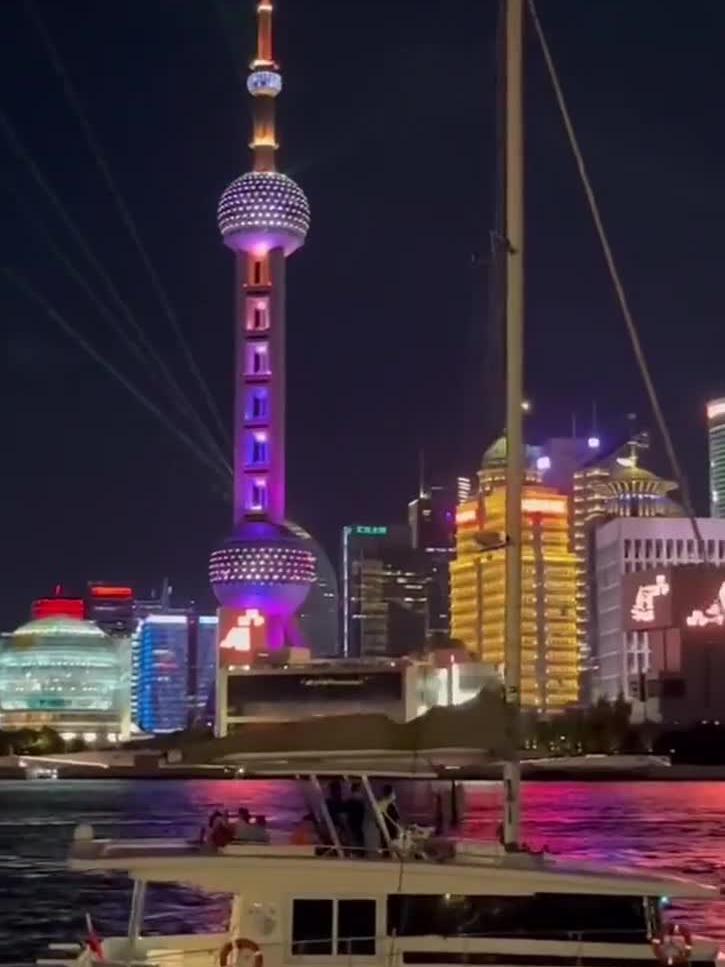 恭喜上海GDP进入世界国际城市第4名,光影秀点燃