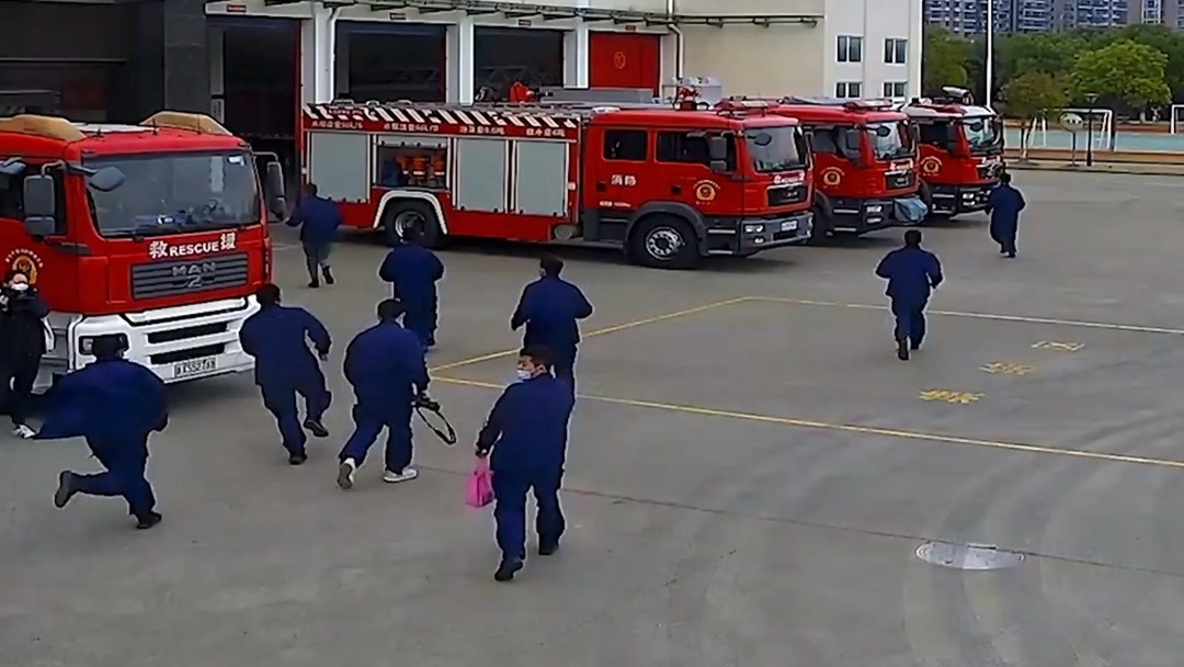 疫情期消防员献血时警铃响起,接下来的反应让工作人员目瞪口呆