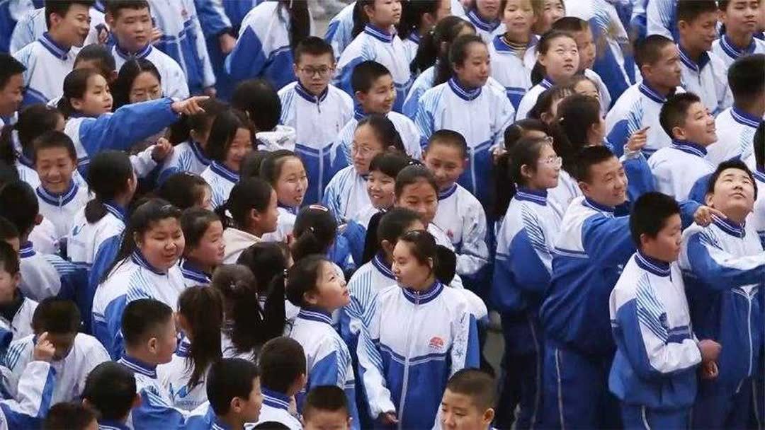 开学第一课,升旗仪式后突然唱响《我和我的祖国》惊艳全场,感动