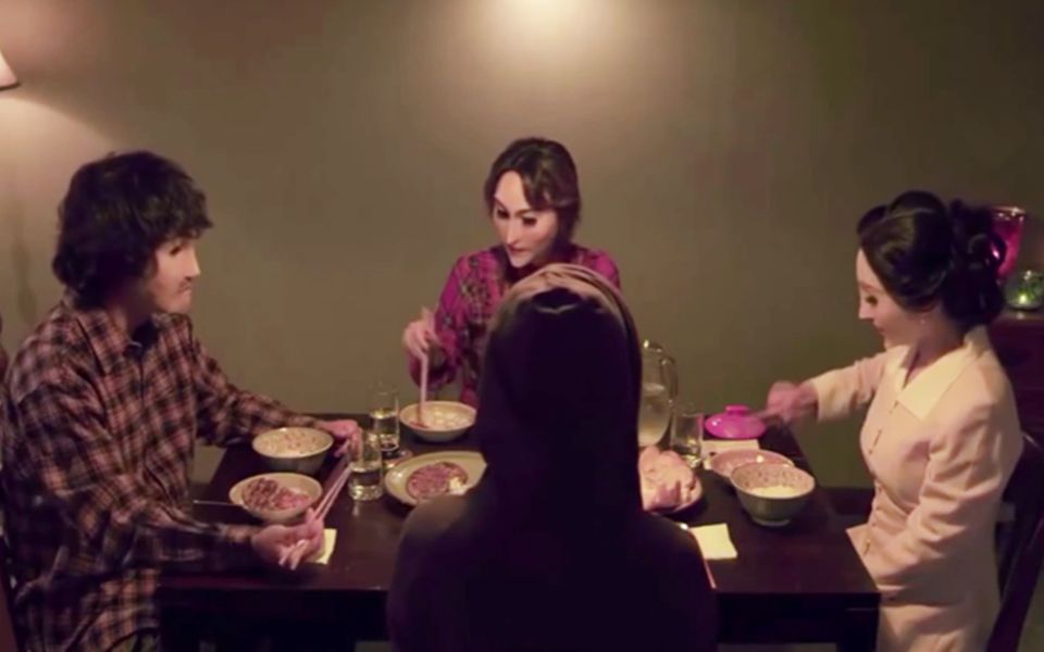 全家人酷爱整容,女儿看后也跟着效仿,结果全家人整成了一个模样