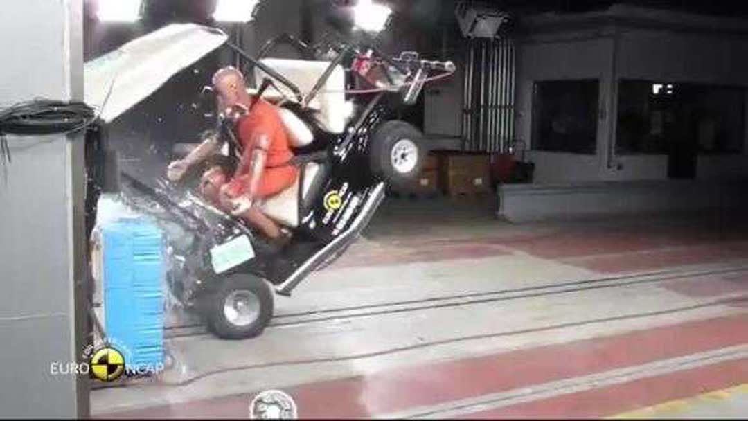 看了这个碰撞测试,你还敢让老人开“老年代步车”吗?