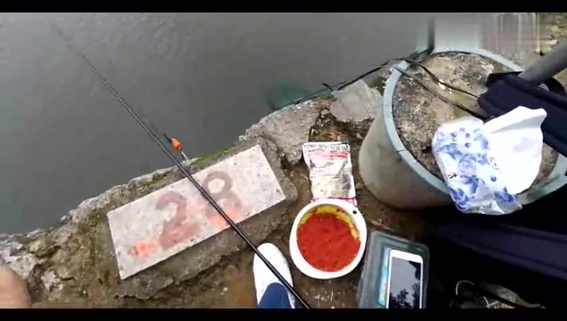 民间小伙发明的自动钓鱼钩,30秒钓上一条鱼