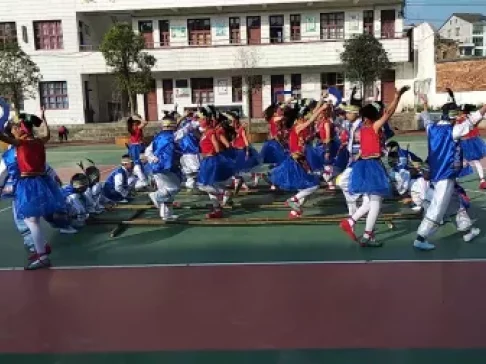 ...酿小学参加第五届中小学生艺术节活动集训中,《童心舞动》,指导老师...