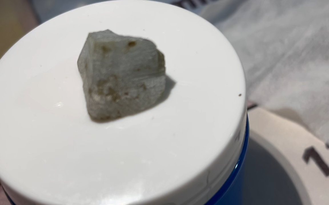 一块翡翠去皮原石 想知道有没有加工必要