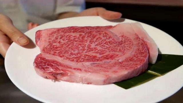 半斤和牛肉售价1400,料理店为什么敢卖这么贵?论仪式感的重要性