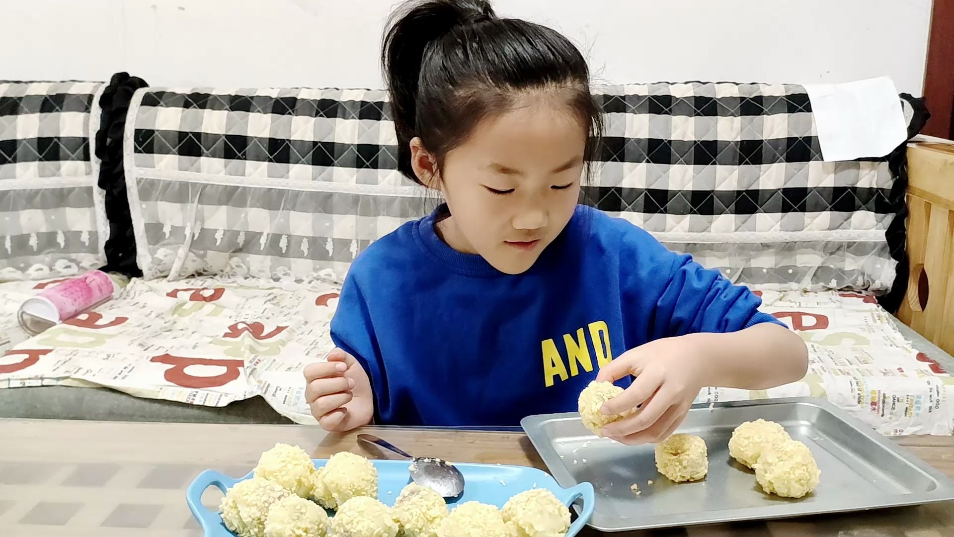女儿学到珠算了,妈妈做牛肉丸当算盘,让她拨数,看她学得怎么样