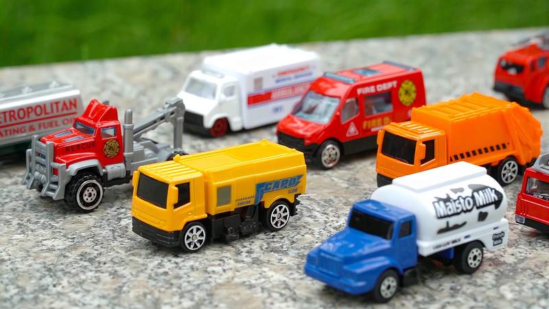 各种合金小汽车模型让你看个够,工程车和汽车仓库玩具