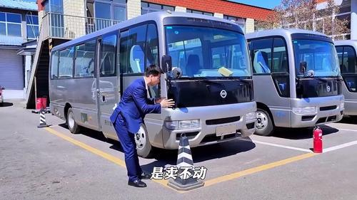 终于扛不住了,降价了尼桑碧莲12座商务车