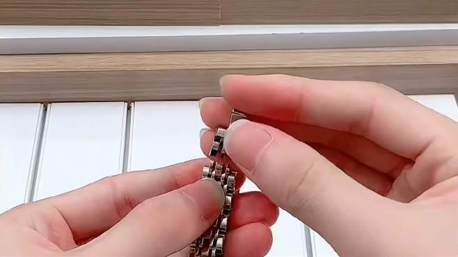 钢带表的表带应该怎么调节?