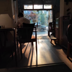 咖啡馆里的店小二 