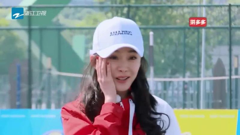 节目组为获胜队伍准备了世界杯决赛的门票,邓超大喊:换队,换队