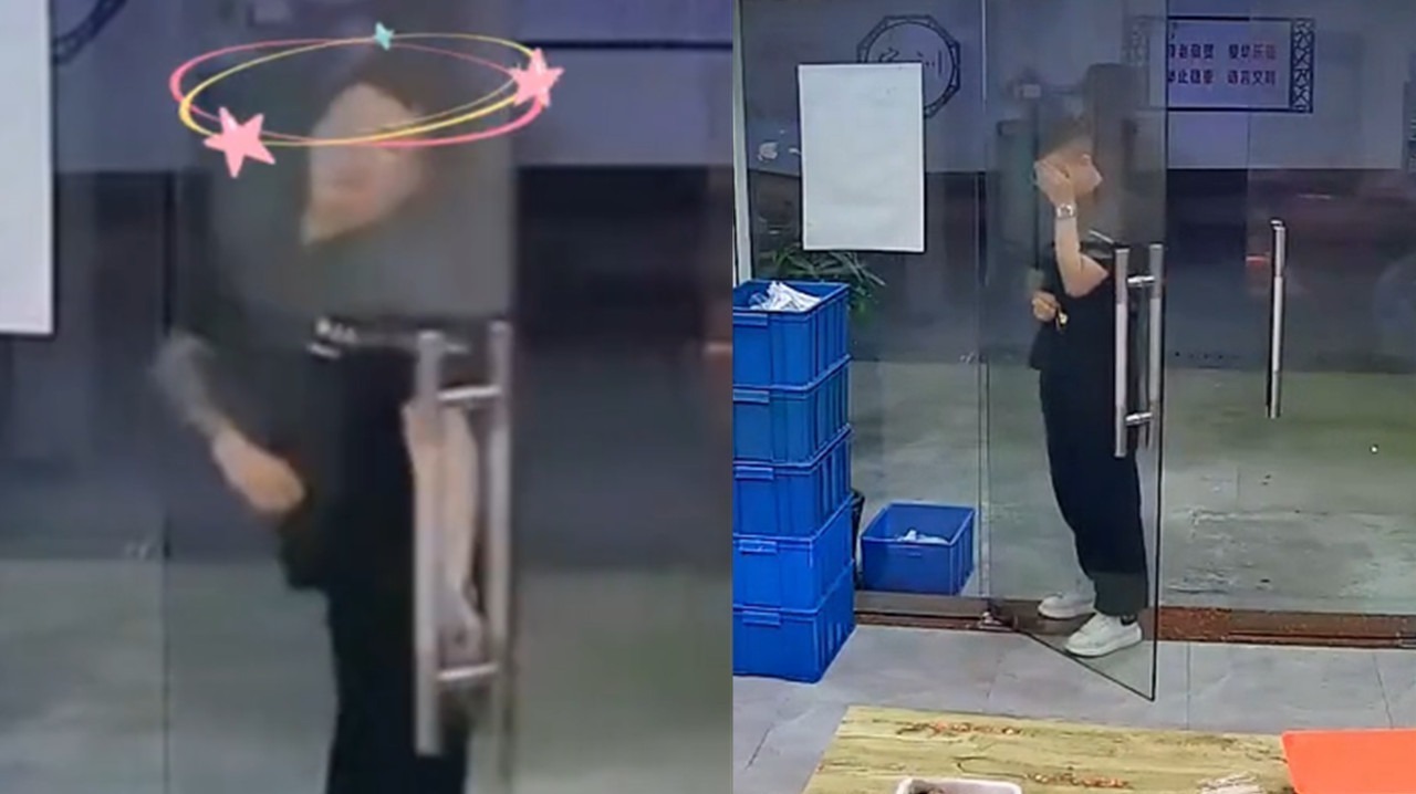 小伙着急吃饭一头撞上玻璃门,瞬间懵圈站在原地,食客表情亮了