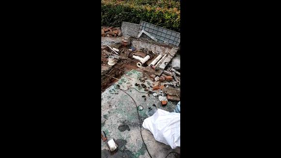 施工安装给水管道时未对底层硬化处理,导致地质沉降拉脱管件漏水