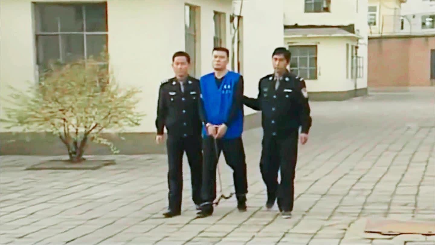 绝不放过你:最大保护伞被判死刑,得知要被枪决,腿都吓软
