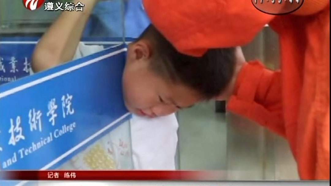 “熊孩子”贪玩头被卡玻璃门缝隙