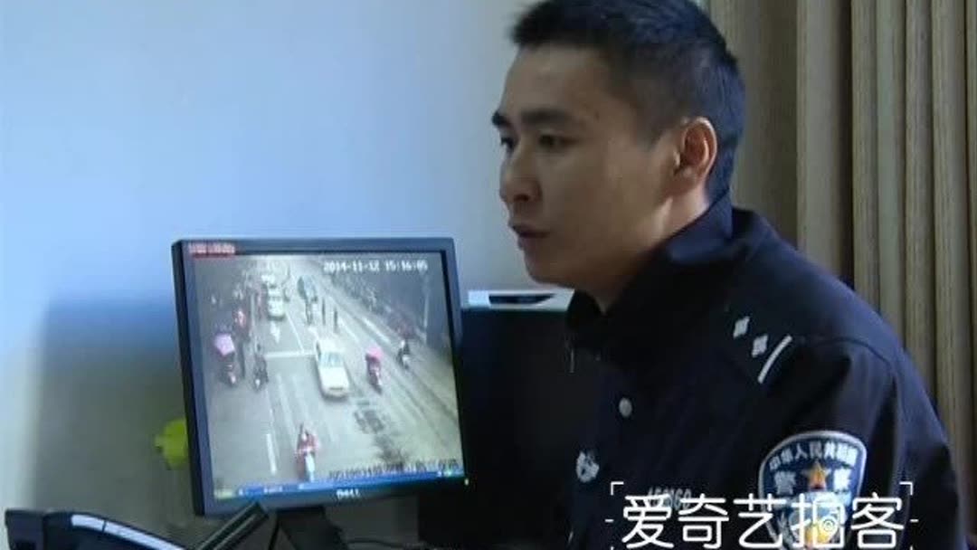 【拍客】实拍嚣张司机不满事故认定 驾驶轿车撞警车