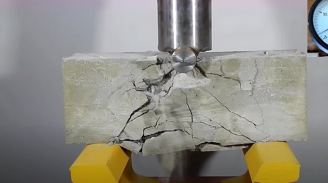 混凝土为什么加钢筋?用液压机对比测试,看完无话可说!