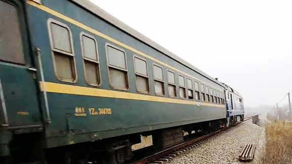 难得一见的绿皮车!7054次列车通过泰辛铁路梳洗河桥