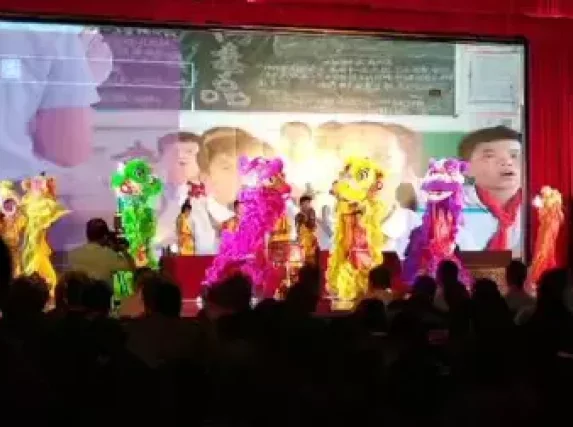 2019年9月10日象州县教师节晚会实验小学舞狮队娃娃表演《舞狮闹会...