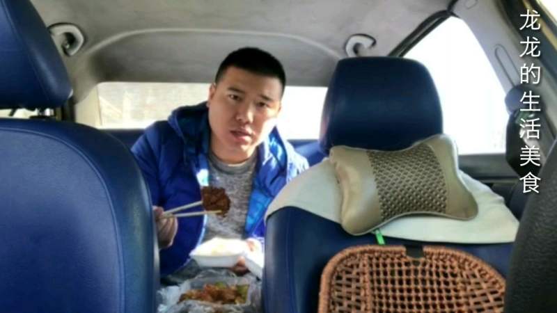 在唐山市出租车能挣多少钱,小伙用吃表达出了心酸