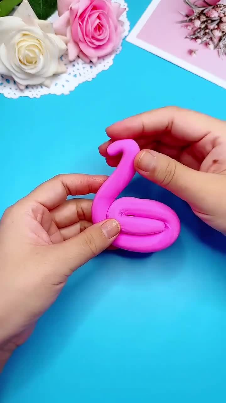 橡皮泥卷一卷变成可爱的小鸭子