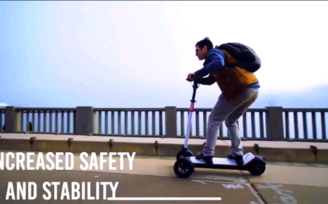 倒三轮电动滑板车,让平衡感不好的人有更多安全感。