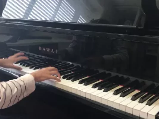 《让我们荡起双桨》伴奏版