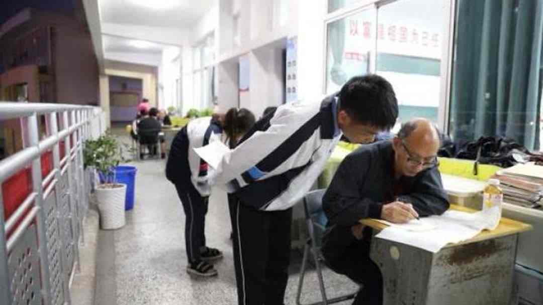 高三老师自发加班辅导学生:陪他们到最后
