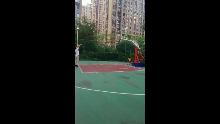 觉得这个投篮水平怎么样?动作够标准吗?