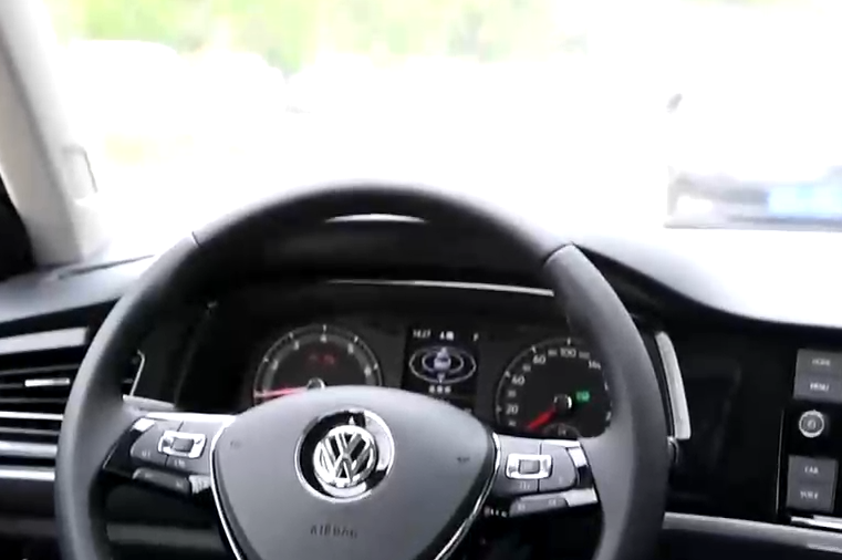 大众宝来车内功能演示,大屏科技感十足,网友:功能也很实用