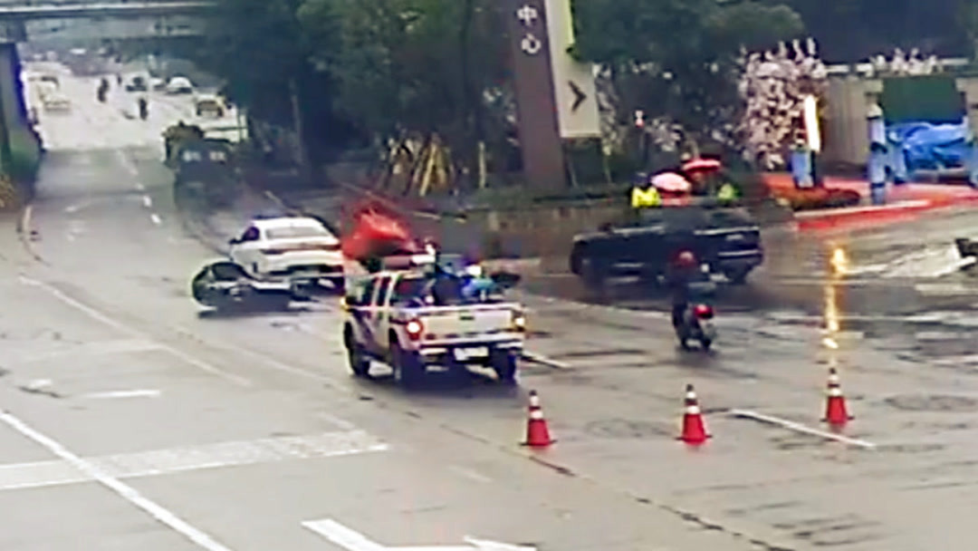 三轮车司机路遇事故看热闹 不料方向跑偏撞上事故车