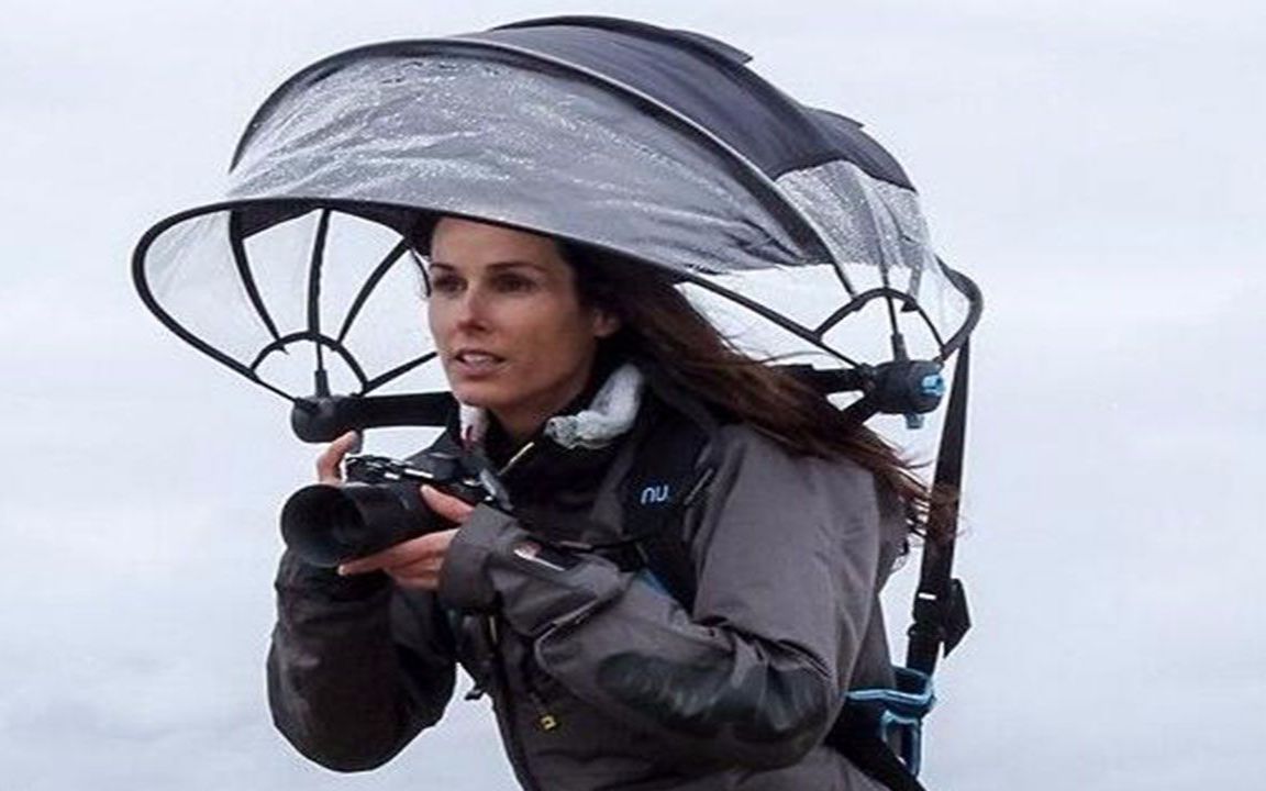 外国牛人设计出新造型雨伞,无需手持,还是雨天拍照神器