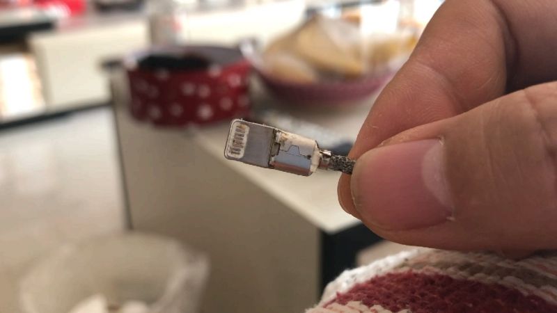 拆解苹果数据线头,还能恢复如初吗