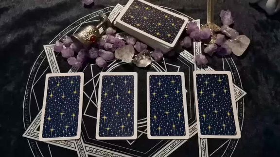 塔罗占卜:念前任名字选一张牌,看Ta是在等你还是已经有了新欢?