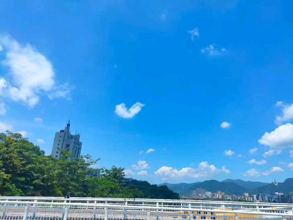 Day1:大学生“三下乡”活动在蓝天骄阳爱心云下拉开帷幕,感谢大家滋...