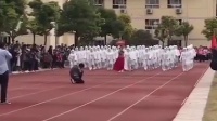 江苏一高中运动会创意入场式: “医护人员”赶走“新冠病毒”